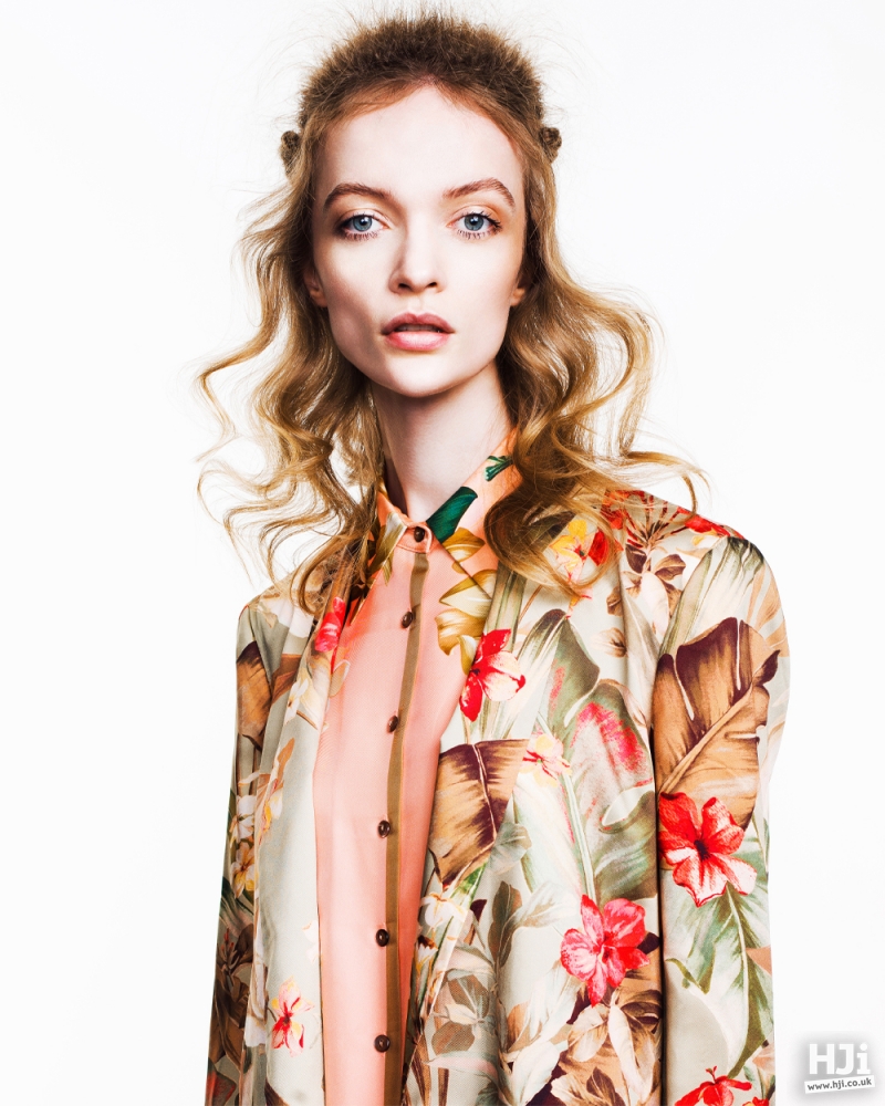 Multi-textured blonde cut