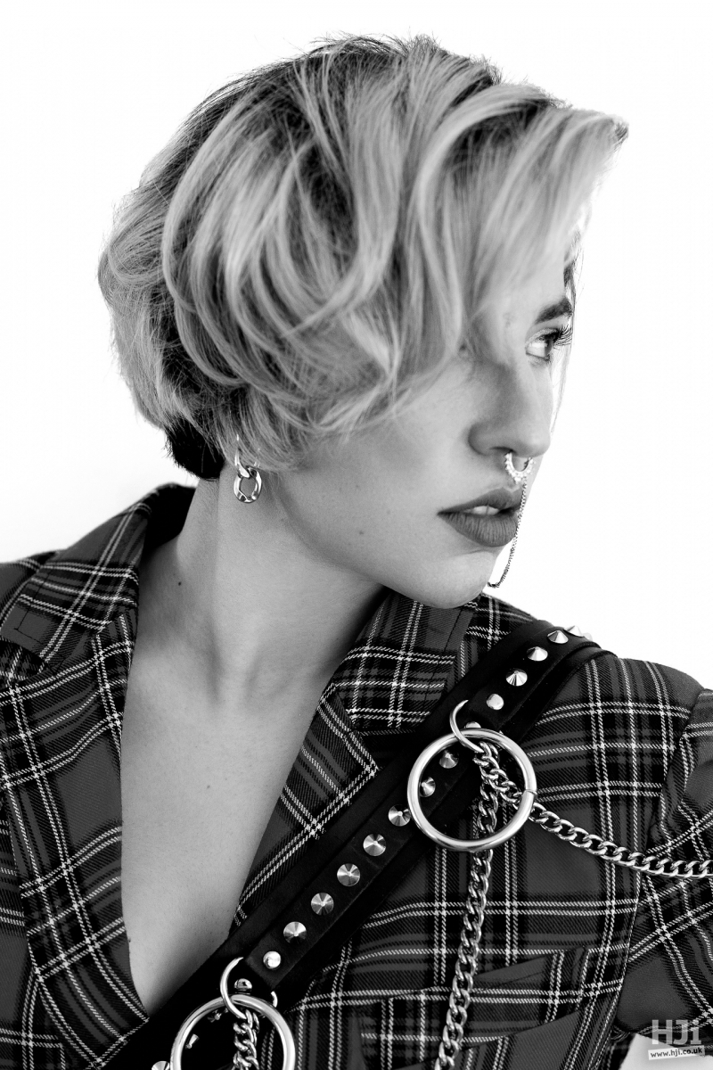 Short layered voluminous hair